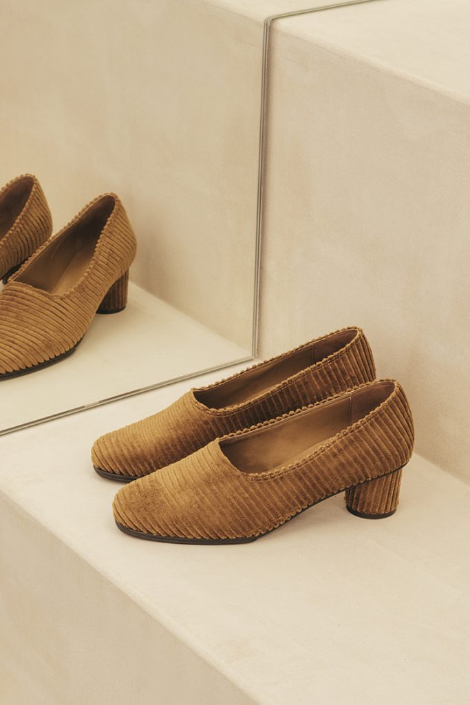 Anne Thomas se met à la chaussure