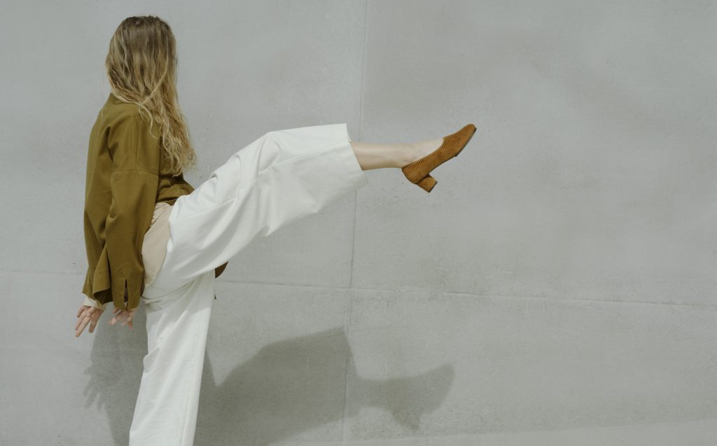 Anne Thomas se met à la chaussure