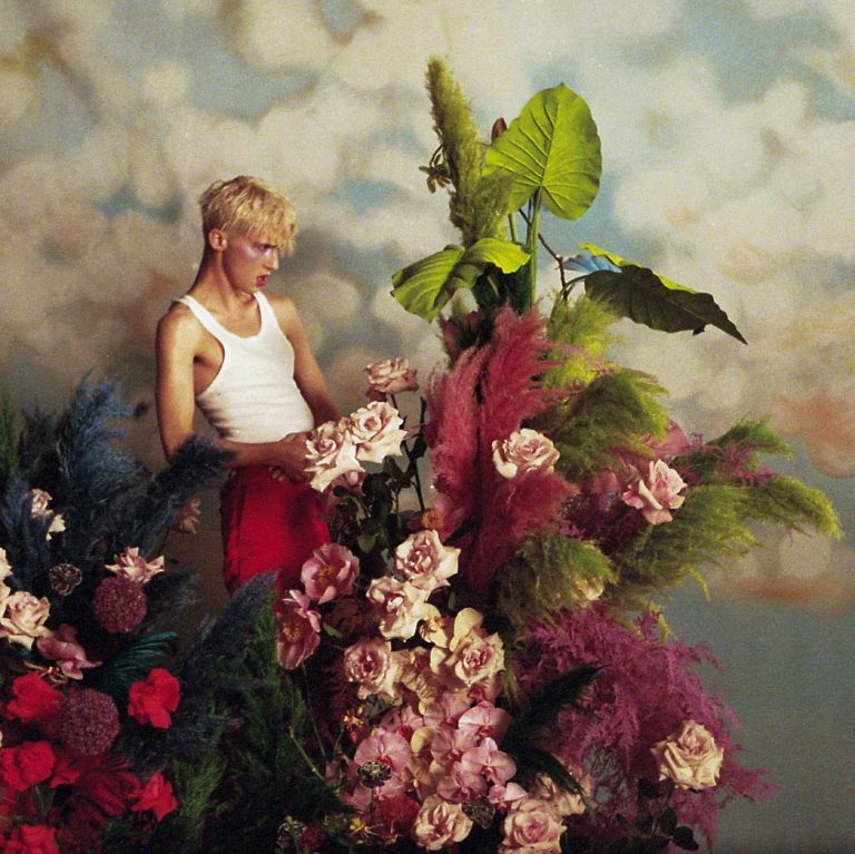 Troye Sivan se libère dans son nouveau clip 'Bloom'