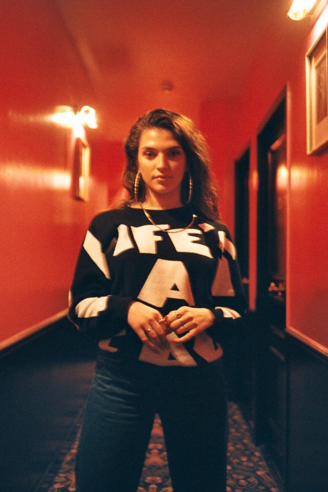 Chapter 1 : le premier album de Mae Muller