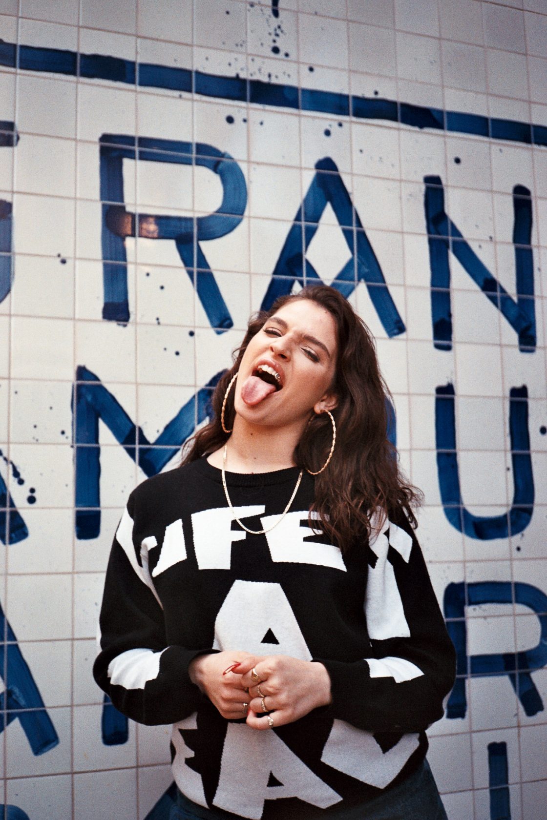 Chapter 1 : le premier album de Mae Muller