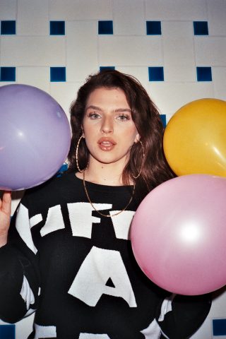 Chapter 1 : le premier album de Mae Muller