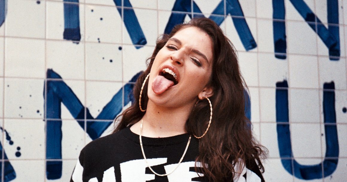 Chapter 1 : le premier album de Mae Muller