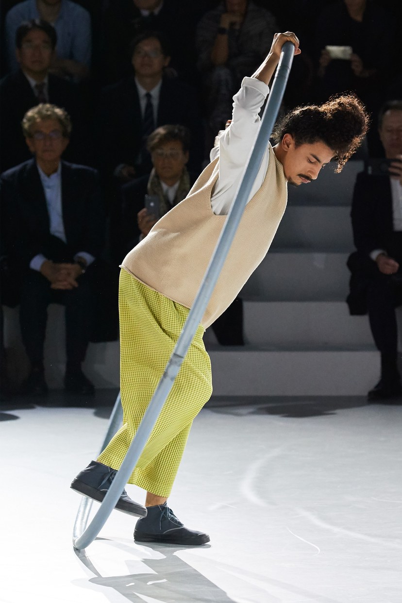 defile-Homme-Plissé-Issey-Miyake-automne-hiver-2020-2021-folkr-26 ...